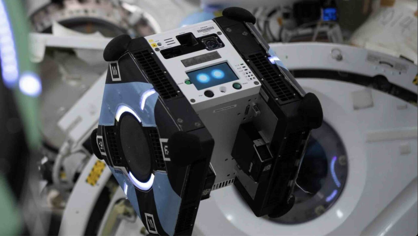 Лаборатория ВМС США успешно испытала автономного робота на МКС, используя алгоритмы обучения с ...